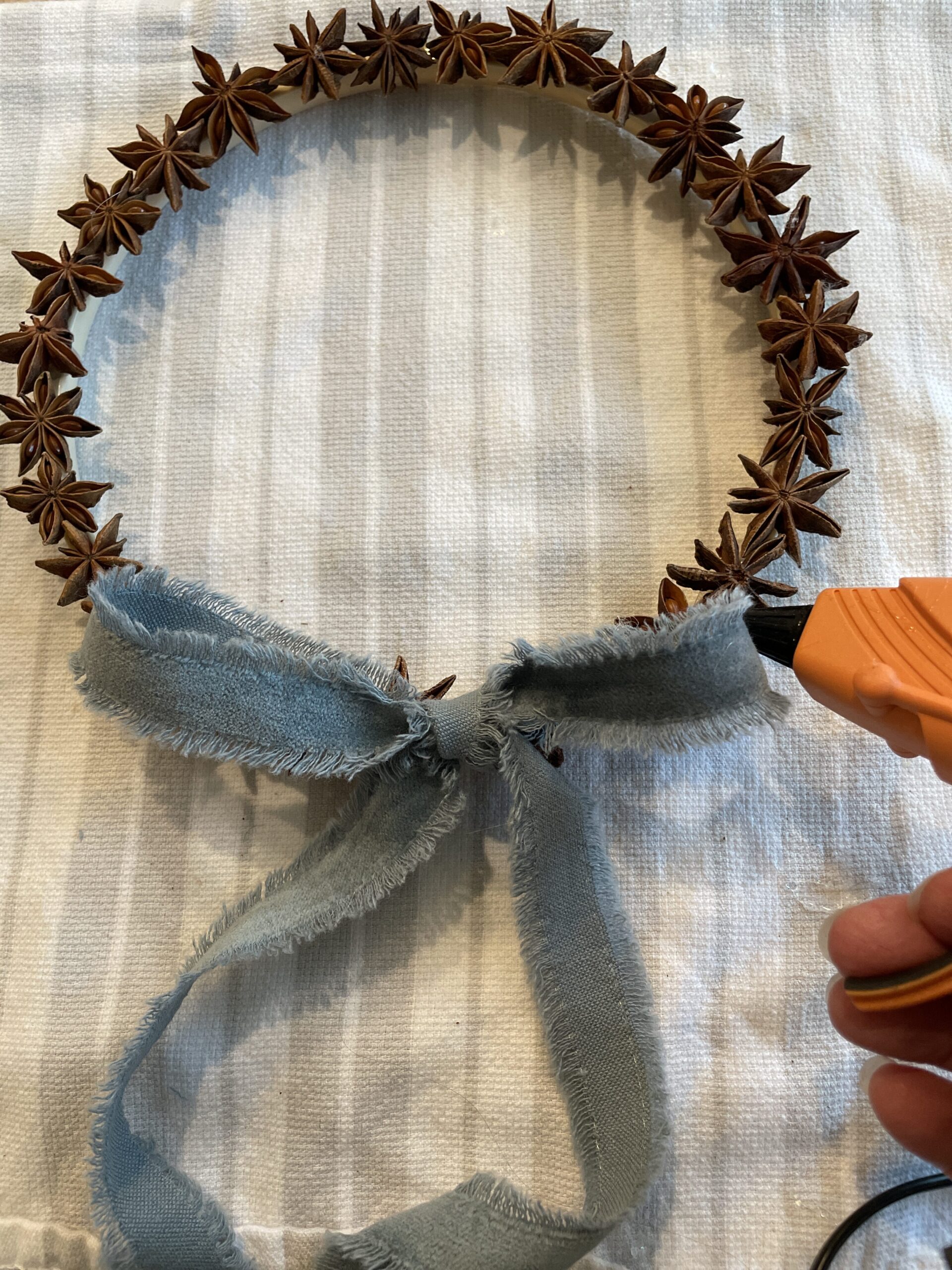 How to create a simple holiday wreath